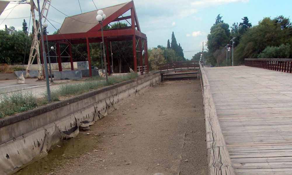 ΑΛΛΗΛΕΓΓΥΑ ΠΟΛΗ: ΑΦΗΣΑΝ ΝΑ ΞΕΡΑΘΟΥΝ ΔΕΚΑΔΕΣ ΔΕΝΤΡΑ ΣΤΟ ΠΑΡΚΟ ΤΡΙΤΣΗ ...
