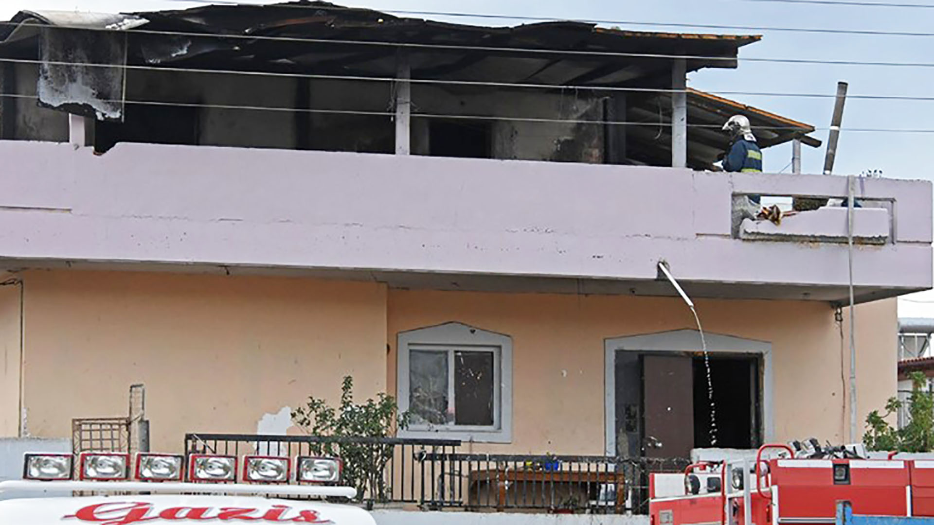ΤΡΑΓΩΔΙΑ: ΝΕΚΡΑ ΔΥΟ ΠΑΙΔΙΑ ΜΕΤΑ ΑΠΟ ΦΩΤΙΑ - Μαχητής Δυτικής Αθήνας
